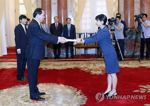 President meets newly-accredited foreign ambassador : 네이트 뉴스