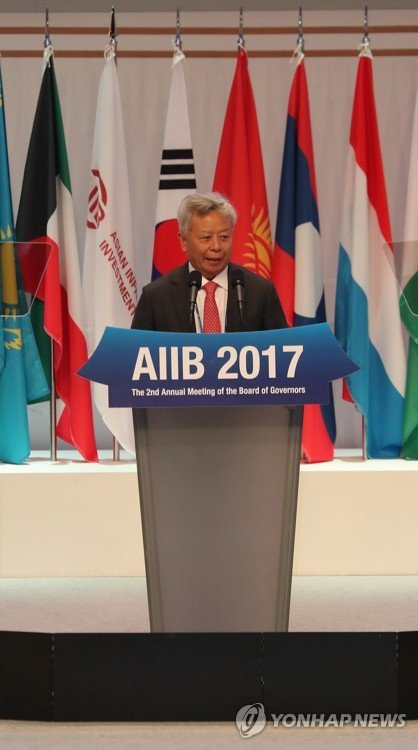 기조연설 하는 진리췬 AIIB 총재 : 네이트 뉴스