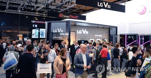 IFA 주인공 된 LG V30…IT매체들 잇달아 '최고제품' 선정 : 네이트 뉴스